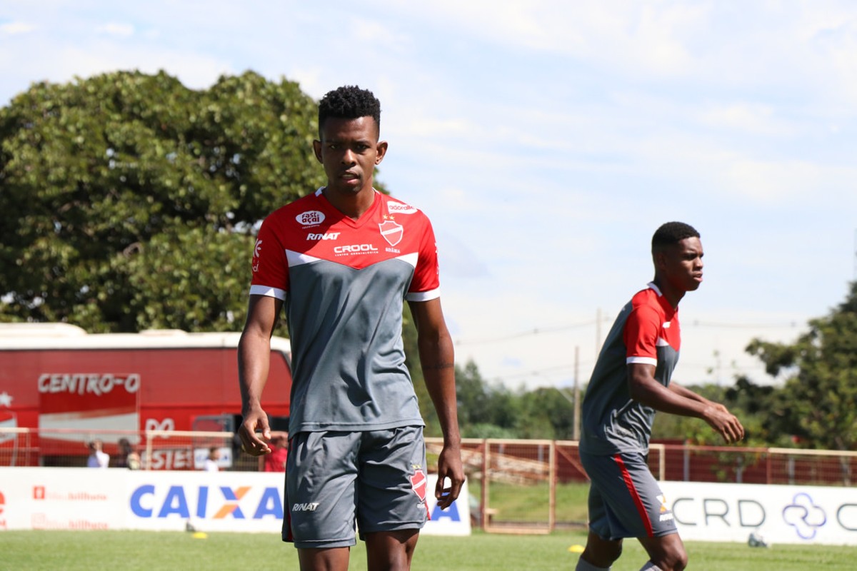 Moacir tem lesão muscular leve e deve voltar aos treinos no Vila em uma ...