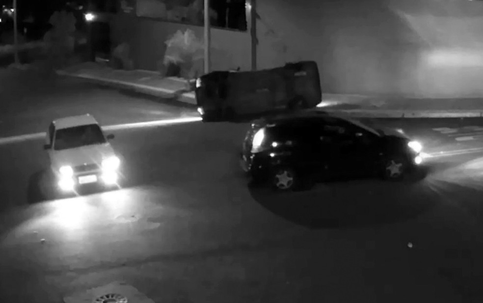 Vídeo mostra carro capotando após batida em bairro de Santa Bárbara d ...