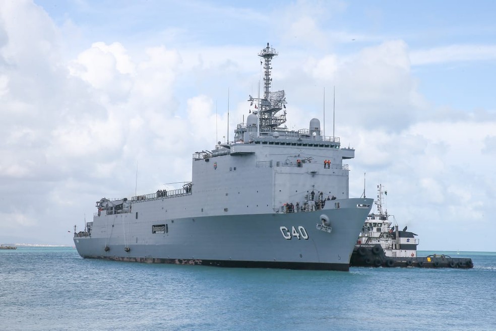 Fila para visitar 2º maior navio da Marinha em Fortaleza dobra ...
