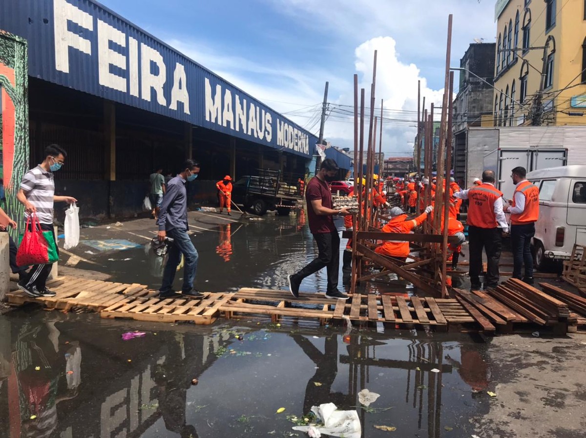 Com ruas alagadas, cerca de 150 feirantes da Manaus Moderna vão ...