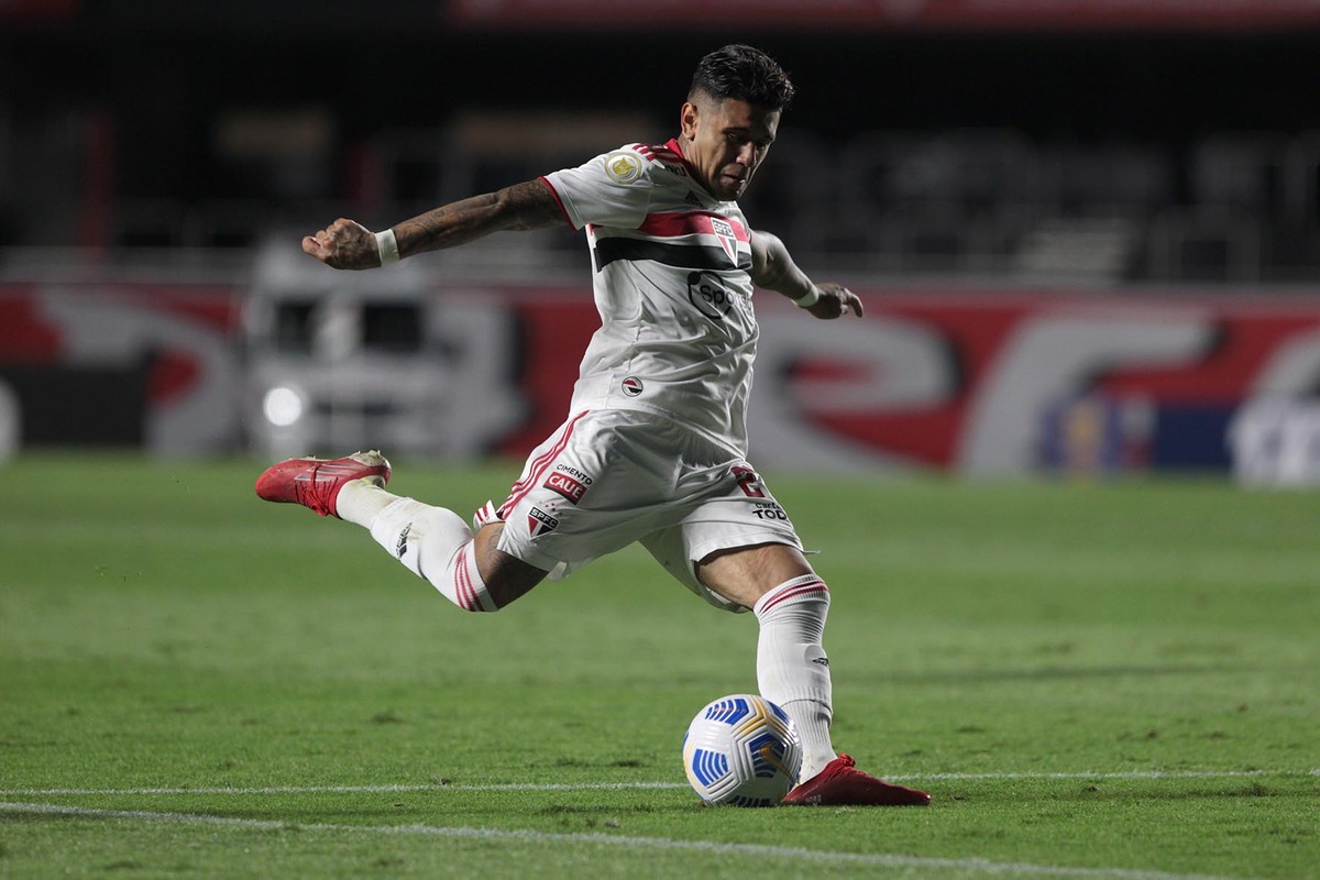 Galeano, do São Paulo, passa por cirurgia no tornozelo direito | são ...