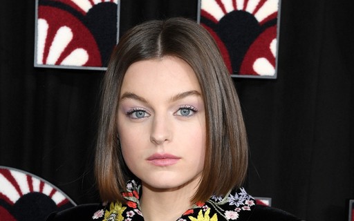 Emma Corrin, que interpreta Lady Di em The Crown, faz seu début na ...