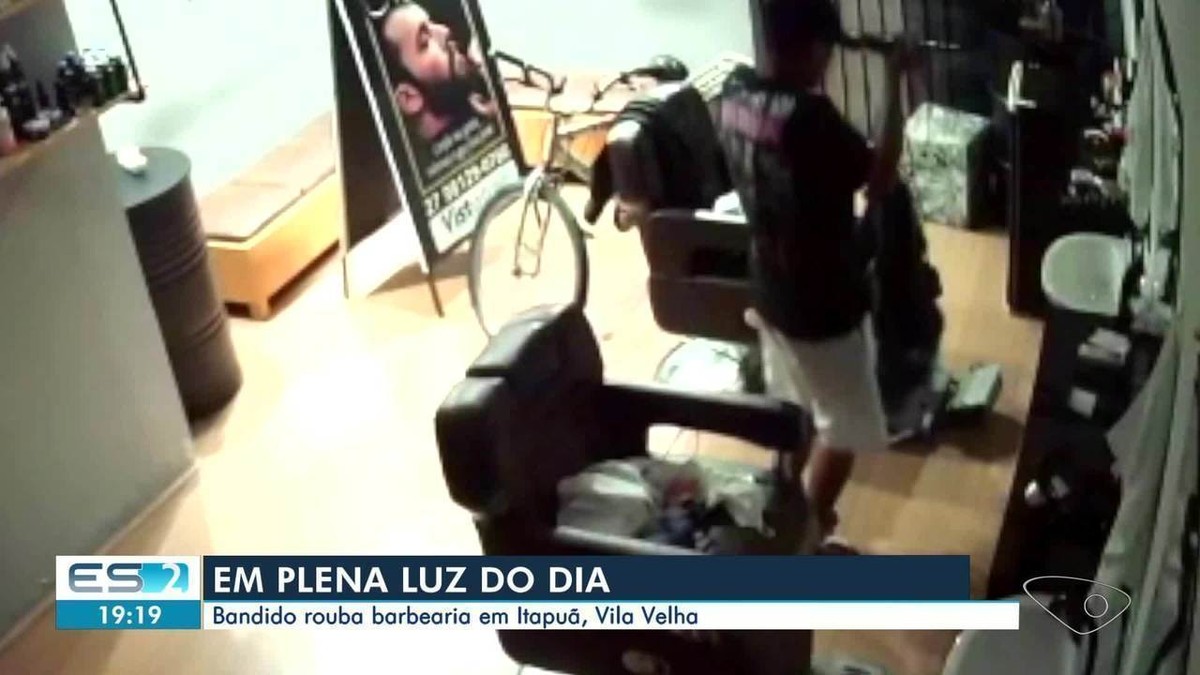 Vídeo Homem é Flagrado Furtando Objetos Em Barbearia Em Vila Velha No
