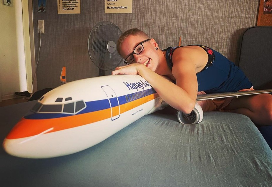 Objetoflilia: alemã diz sentir atração por aviões; ela possui mais de ...