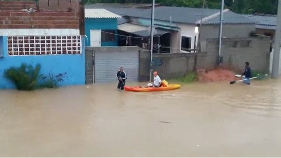 Vizinhos resgatam homem de bote em enchente em Caraguá; veja vídeo ...
