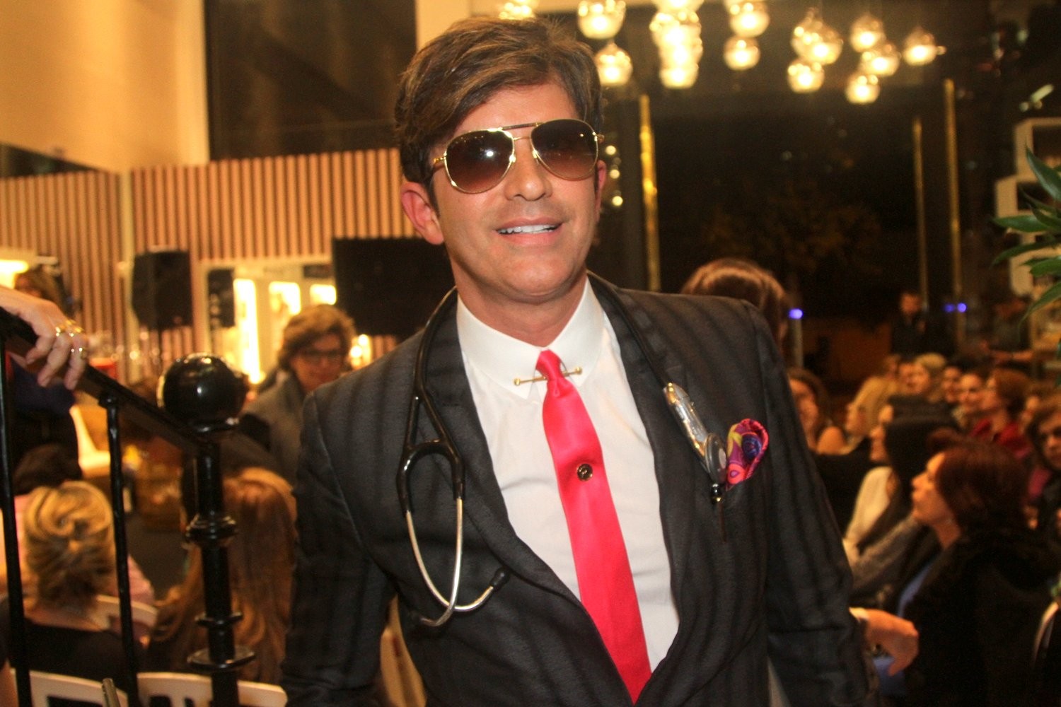 Após jantar, Maria Melilo usa coroa e durante palestra de Dr. Rey ...