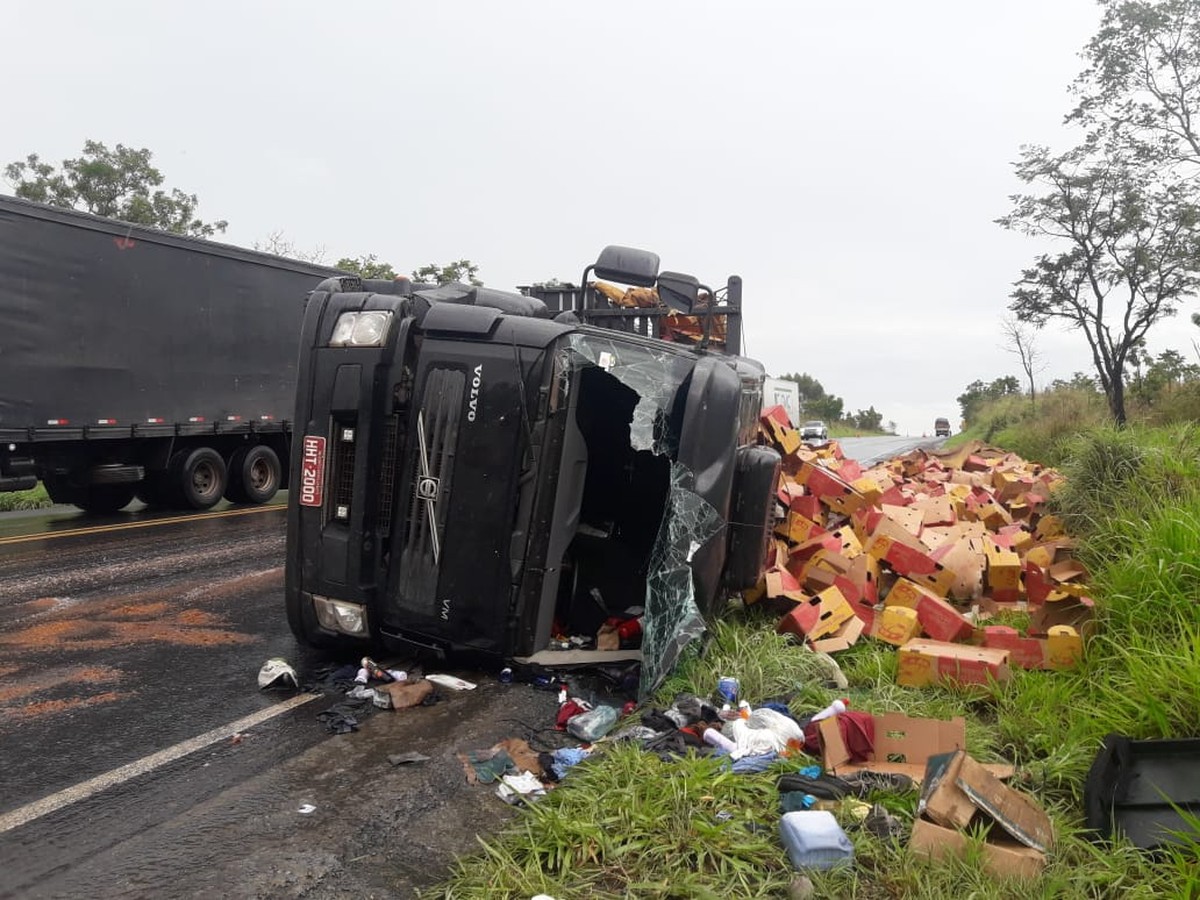 Homem fica gravemente ferido após caminhão tombar na BR-135, em Curvelo | Grande Minas | G1