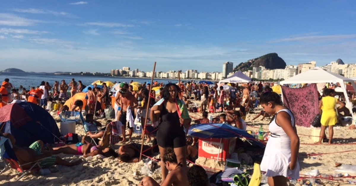 G1 - Copacabana amanhece com praia cheia após o réveillon - notícias em ...
