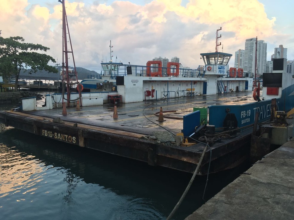 Após colisão de navio com balsas, travessia deve ter tempo de espera ...
