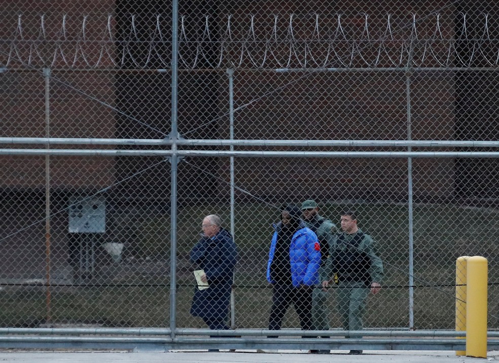 R. Kelly é solto após declarar inocência em casos de abuso e pagar ...