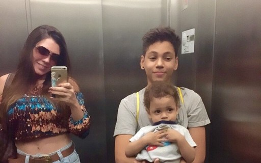 Com barriga de fora, Simony posa ao lado dos filhos - Quem | QUEM News Com barriga de fora, Simony posa ao lado dos filhos - Quem | QUEM News