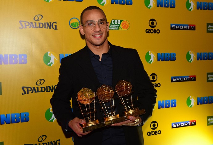 Melhor marcador há sete anos, Alex exalta função: "A gente faz o jogo sujo"