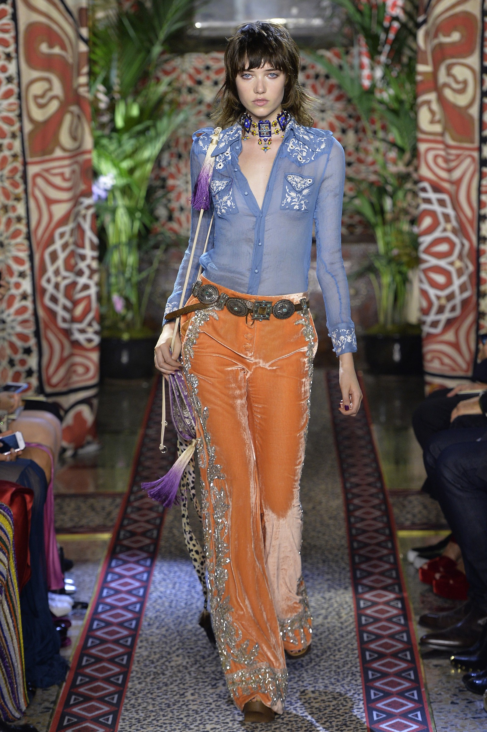 Verão da Cavalli ganha referências 70's, étnicas e aura boho | Desfiles ...