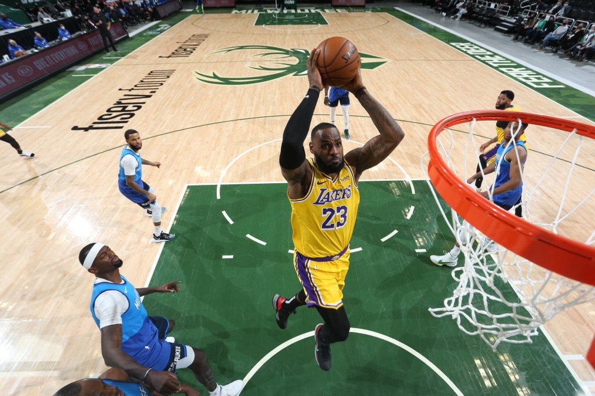 LeBron leva bola entre as pernas, mas dá show e rouba a cena na rodada ...