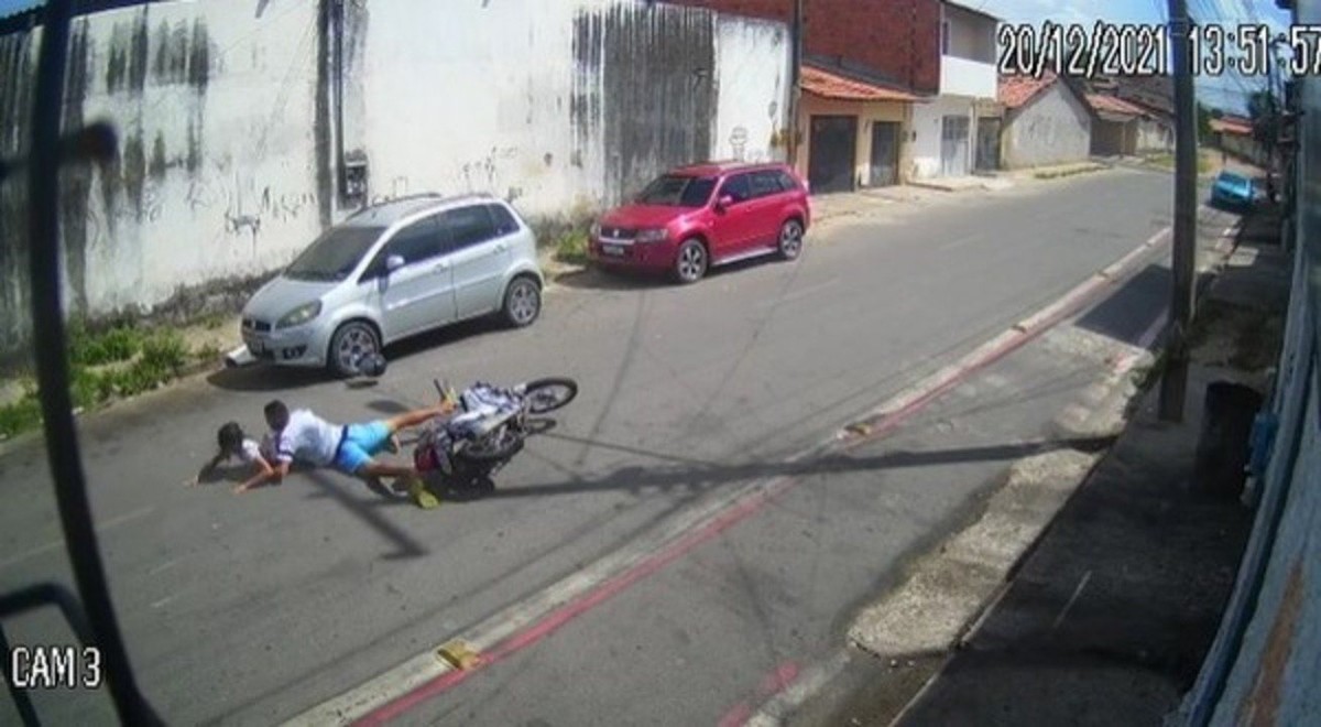 VÍdeo Casal De Assaltantes Desliza No Asfalto Após Queda Em Fortaleza