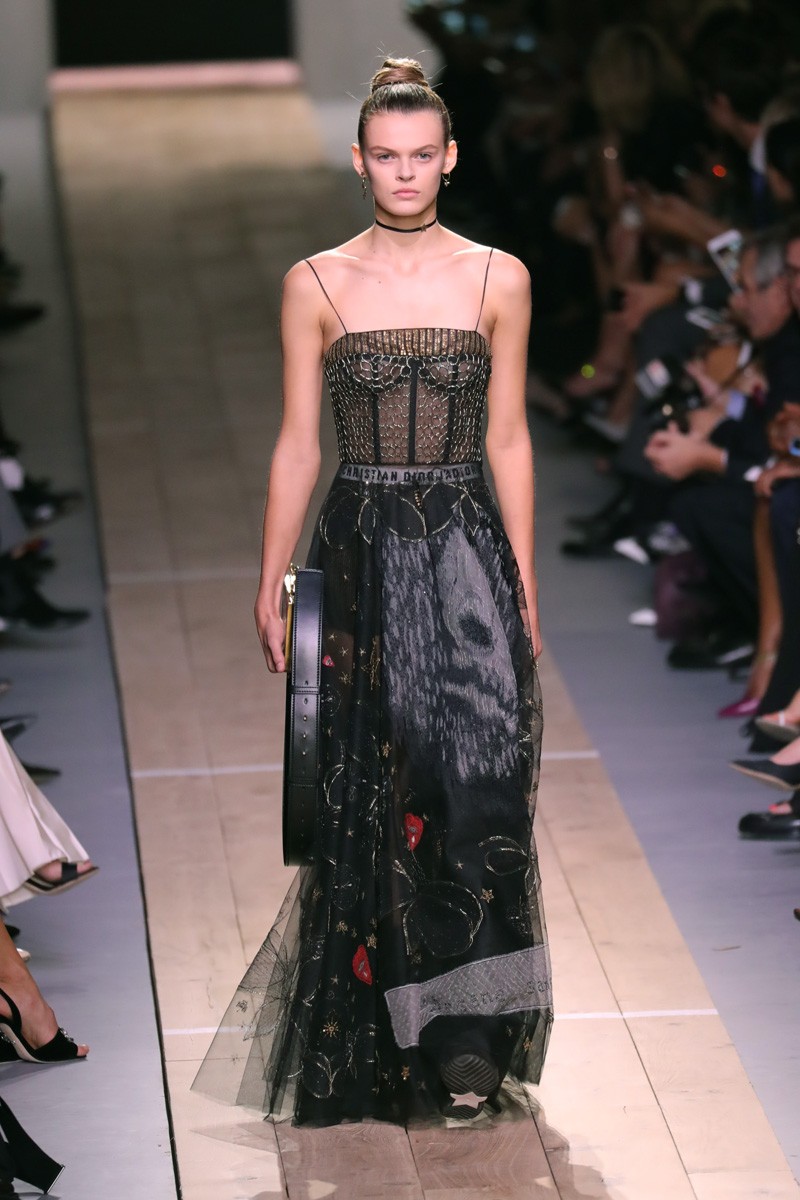 O desfile de estreia de Maria Grazia Chiuri na Christian Dior ...