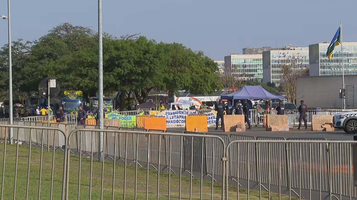Apoiadores de Bolsonaro ocupam Esplanada dos Ministérios, em Brasília ...