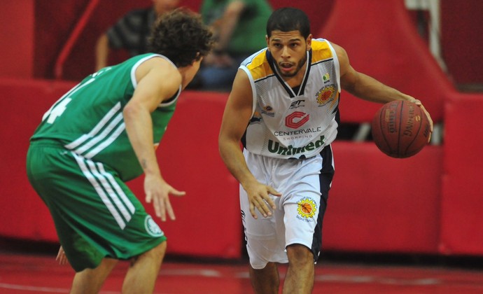 No 'duelo de garçons', Quezada bate recorde de assistências do NBB ...