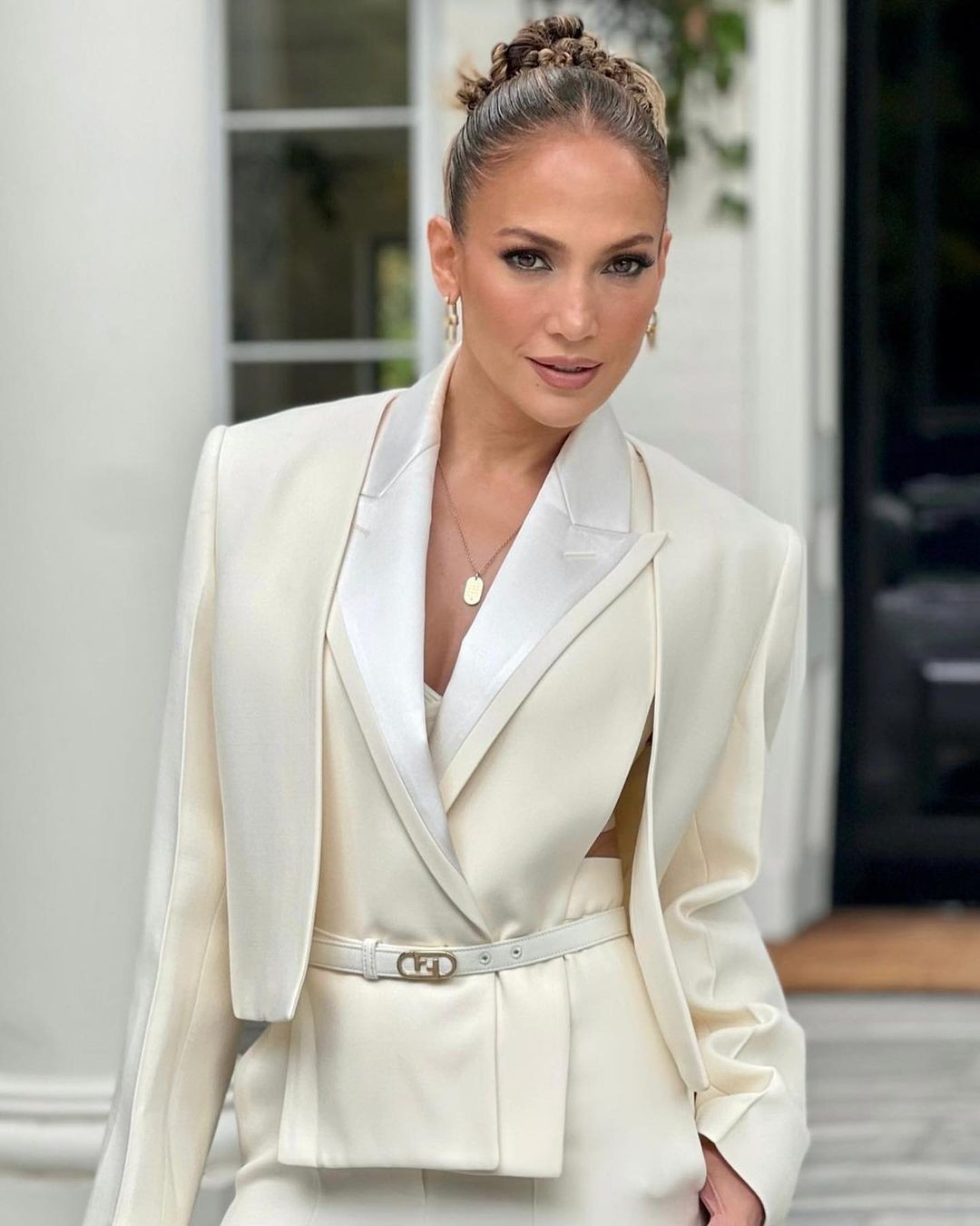 Jennifer Lopez surge deslumbrante com look all white | Celebridades | Vogue