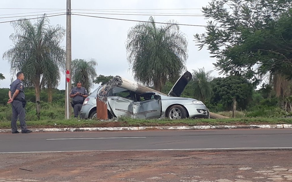 Motorista dorme ao volante, bate carro e derruba poste na Avenida Presidente Vargas, em ...