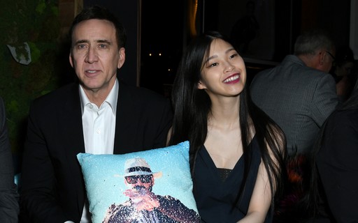 Esposa de Nicolas Cage rouba a cena ao exibir toda orgulhosa uma ...