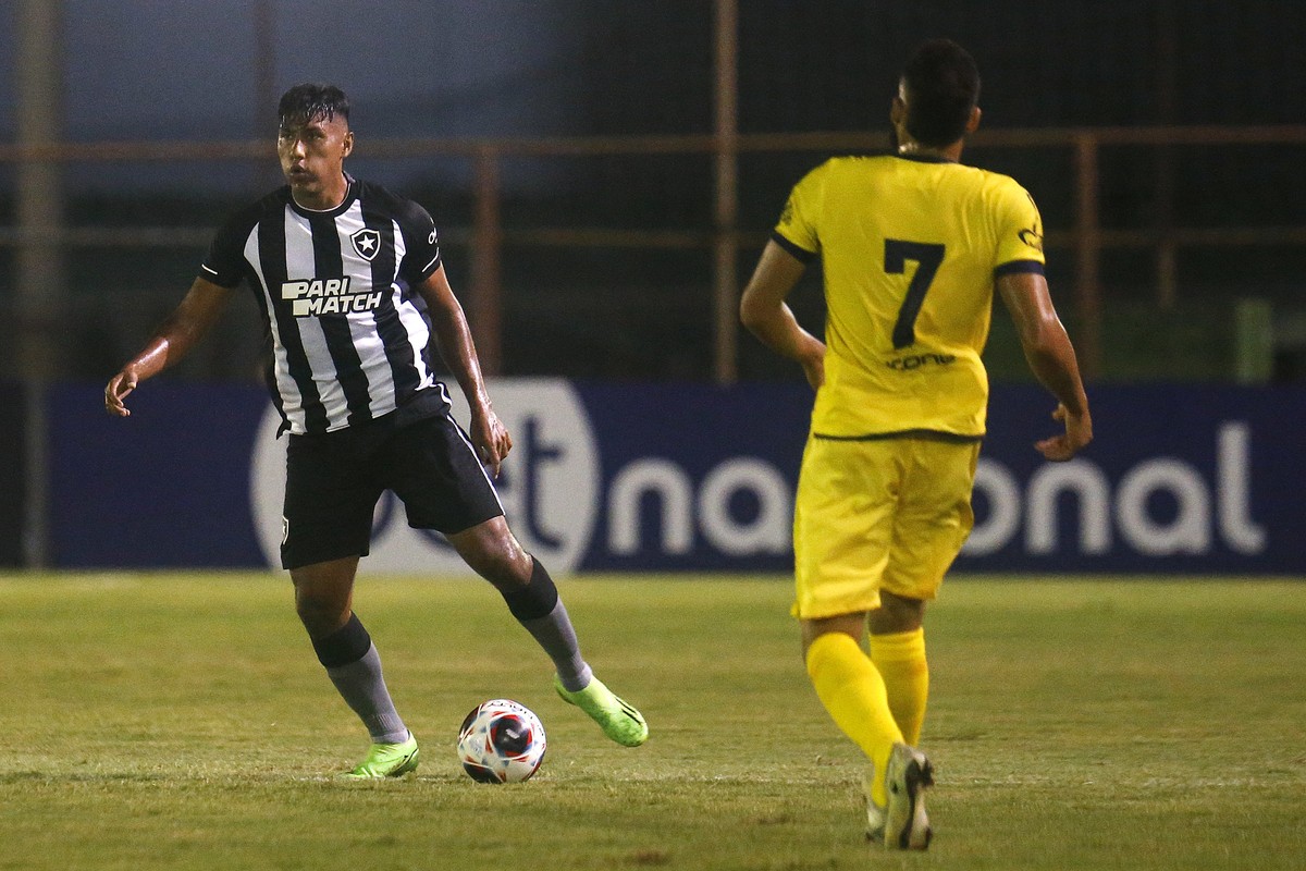 Segovia deixa boa impressão na estreia pelo Botafogo: "Fez o que tinha ...