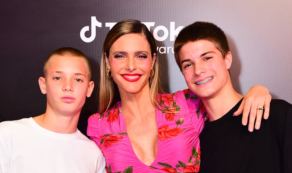 Gêmeos vão com Fernanda Lima a evento e aparecem quase da altura da mãe