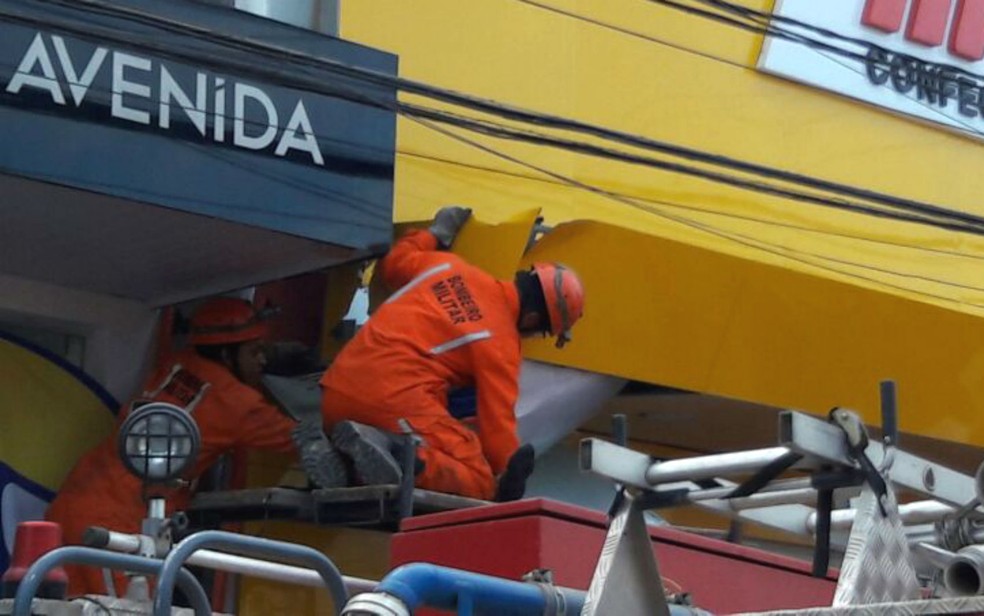 Homem Sofre Descarga Elétrica Na Ba Tem 50 Do Corpo Queimado E Cai