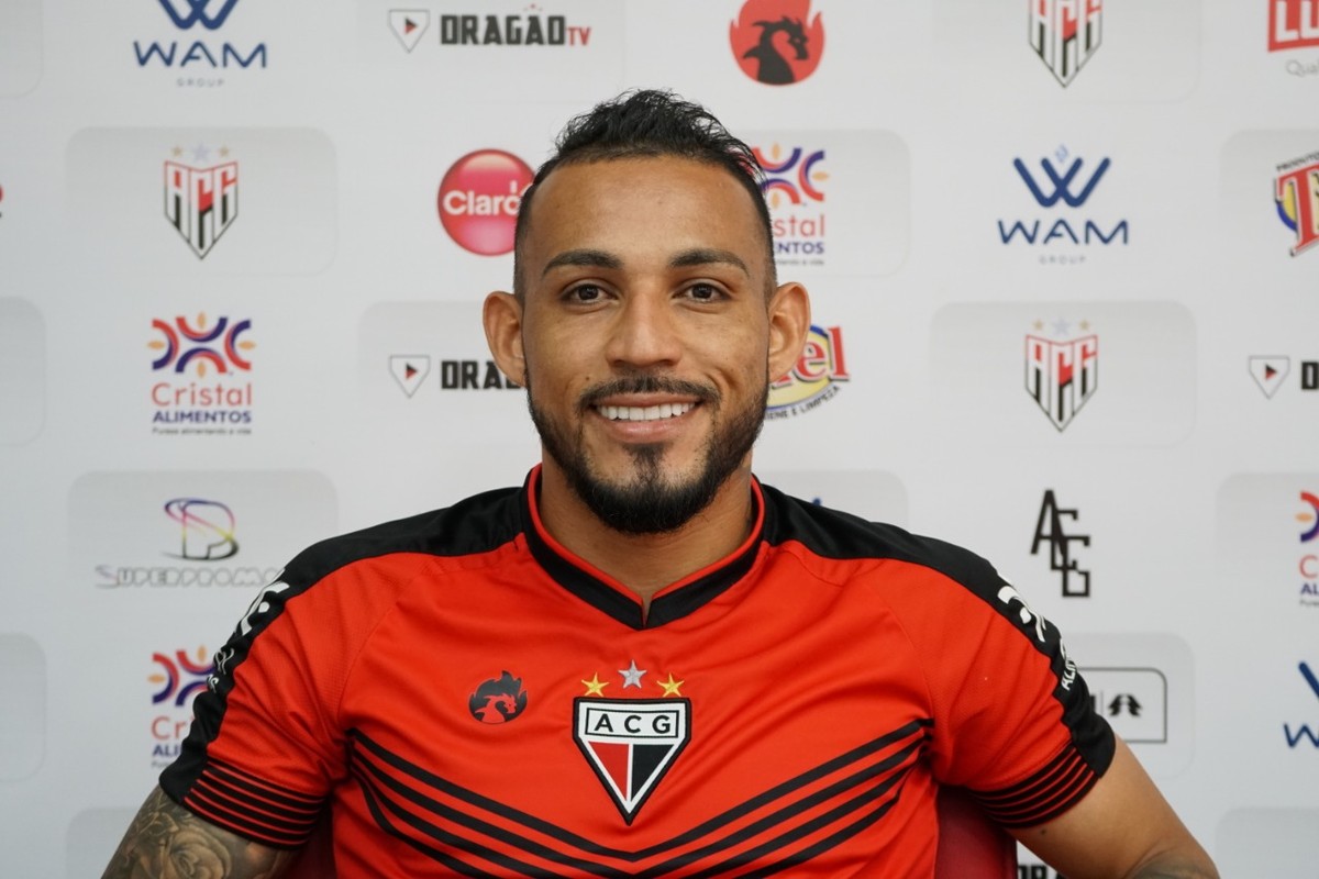 Natanael vê Atlético-GO bem servido na lateral-esquerda e se diz pronto ...