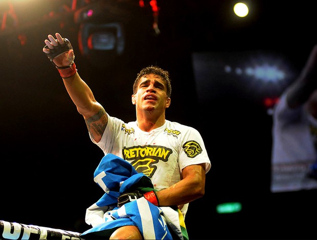 Tavares vai encarar lutador que deixou Dana furioso por causa de sunga ...