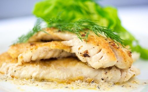 Receita: filé de pescada com legumes ao alho e óleo - Revista Crescer ...