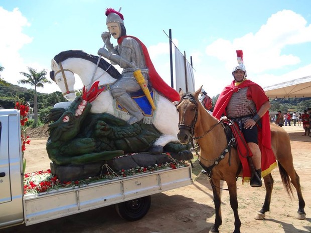 G1 - Porteiro que há 20 anos se transforma em Santo Guerreiro fala da ...