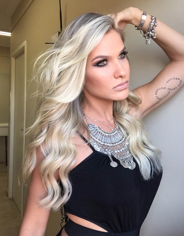 Andressa Suita muda o visual e surge com cabelos platinados - Quem | Beleza Andressa Suita muda o visual e surge com cabelos platinados - Quem | Beleza