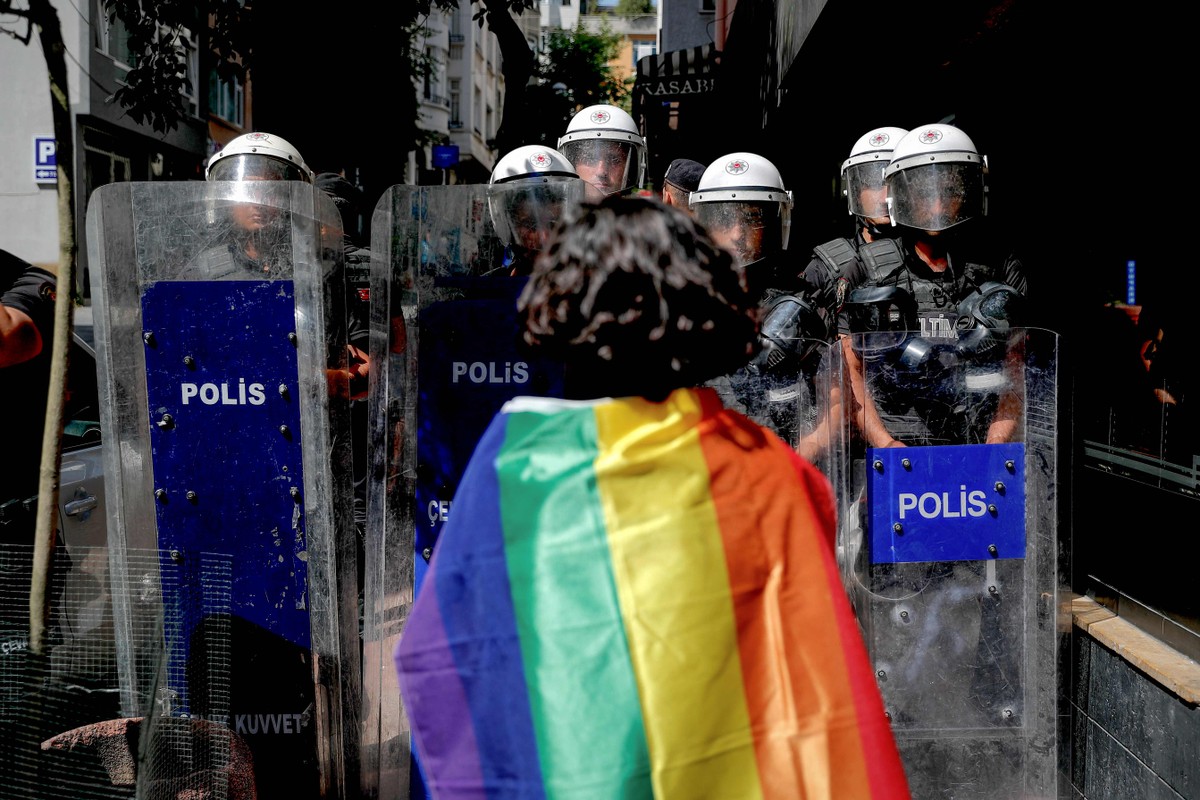 Mais de 200 pessoas são presas em Marcha do Orgulho LGBT+ em Istambul ...