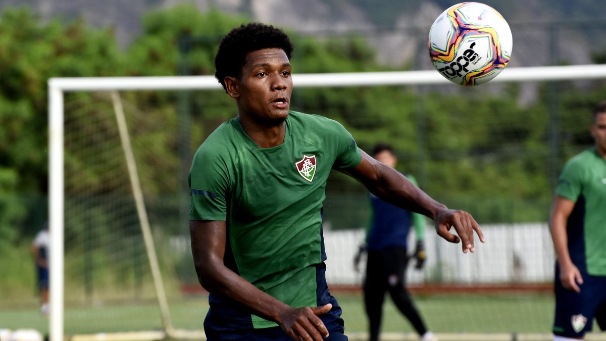 Maguary apresenta Paulo Victor, ex-Fluminense, e meia Anderson Brito ...