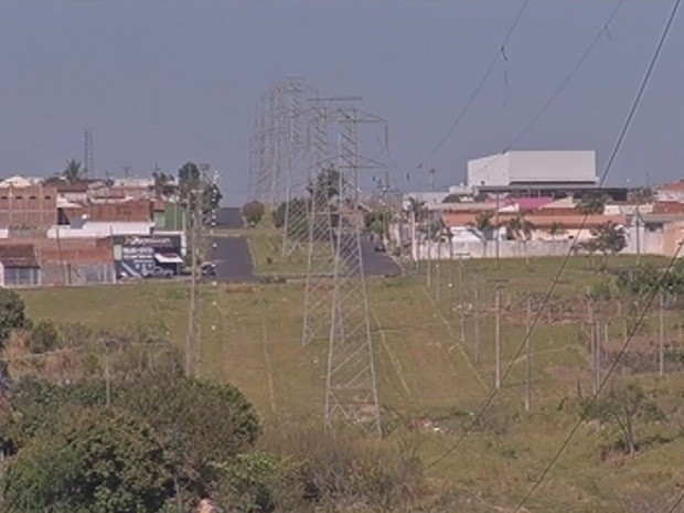 G1 - Famílias que moram sob linha de alta tensão aguardam entrega de ...