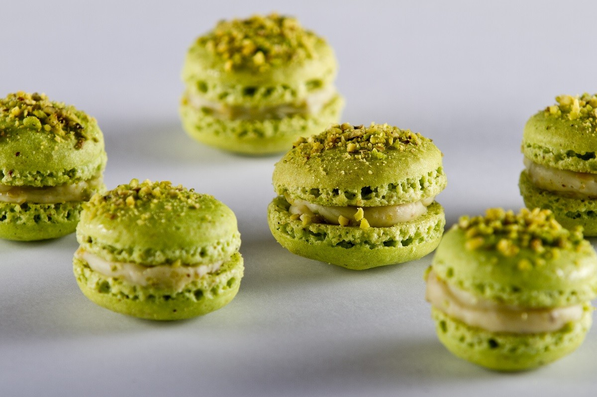 Macaron de pistache exige técnica, mas rende doce delicioso ...