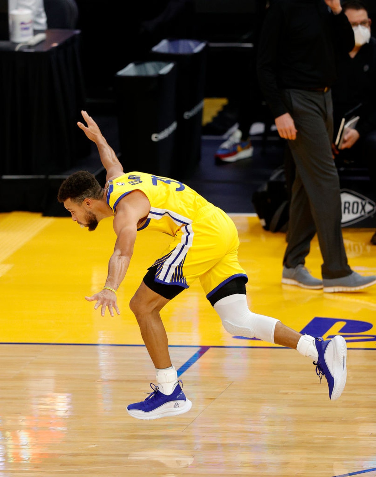 Quebra tudo! Curry marca 62 pontos, bate recorde e conduz Warriors à ...