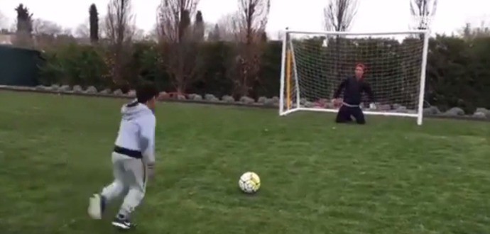 Cristiano Ronaldo disputa pênaltis com o filho, que perde aposta e faz ...