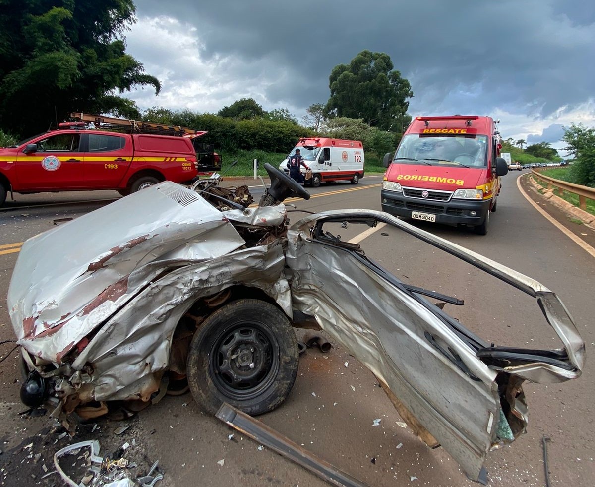 Homem morre e seis pessoas ficam feridas em acidente que deixou carro ...
