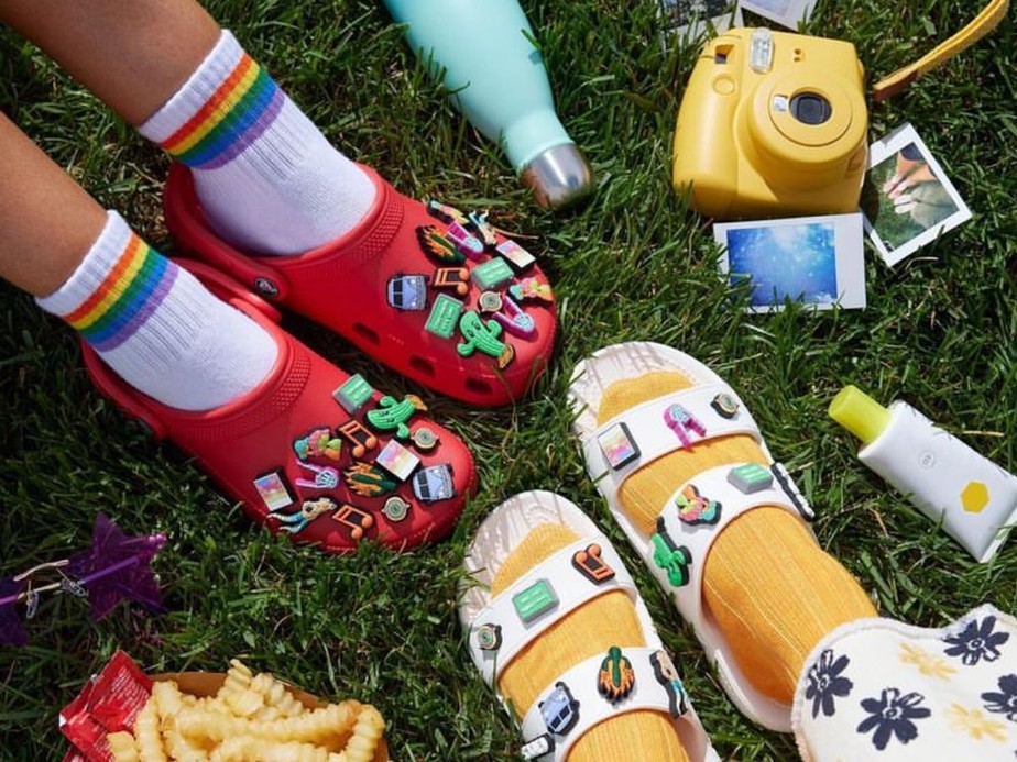 Entenda o fenômeno Crocs e saiba como aderir à tendência | Moda | extra