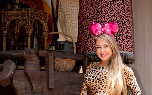 Gil Jung usa blusa de oncinha, shortinhos e salta alto na Disney - Quem ...