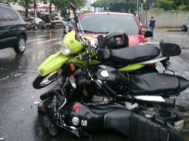 G1 - Acidente envolve sete veículos e forma 'pilha' de motos em Santos ...