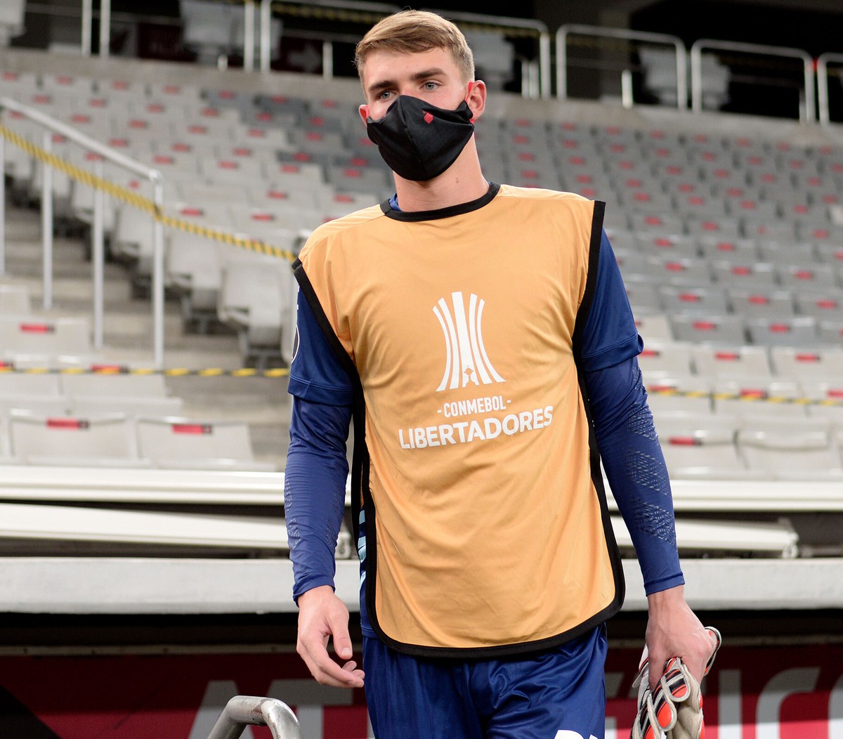 Chamado para treinar com a Seleção, goleiro Léo Linck renova o contrato ...