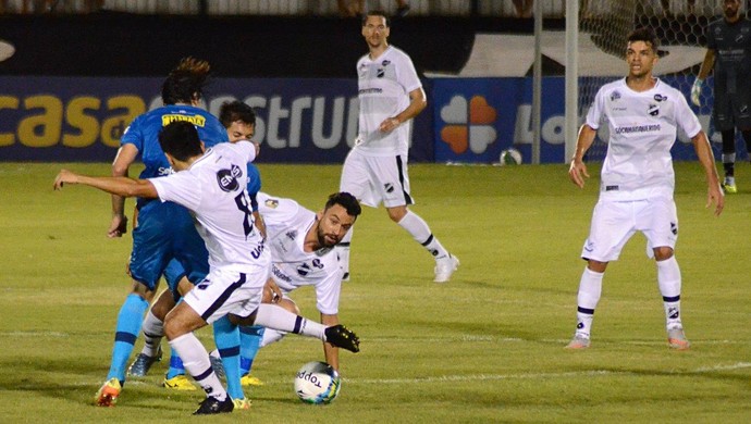 "Temos que buscar lá fora", afirma Geninho após empate em casa