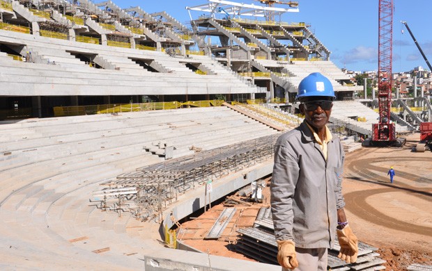 Aos 78 anos, ‘seu’ Brasilino ajuda a erguer a sua segunda Fonte Nova ...