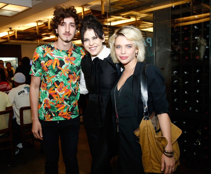 Elenco e direção se reúnem para assistir à estreia de 'A Regra do Jogo ...