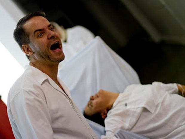 G1 - Loucura é tema da peça 'Fragmentos' encenada em Pouso Alegre, MG ...