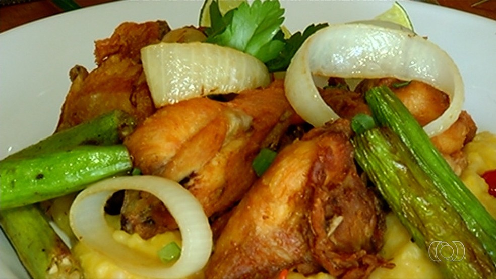 Chef ensina como fazer frango à passarinho com quiabo e angu de milho ...