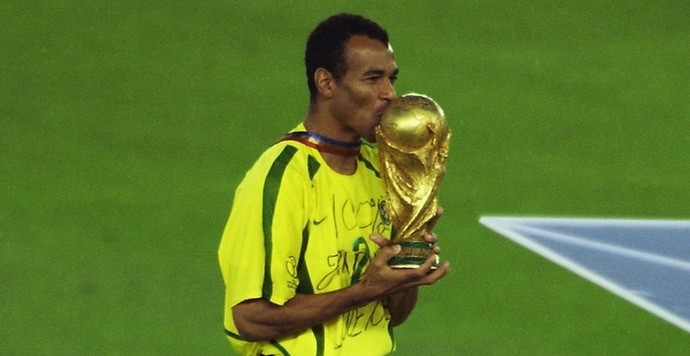 Vídeo diminui erros de árbitros, mas atrapalha a dinâmica do jogo, diz Cafu